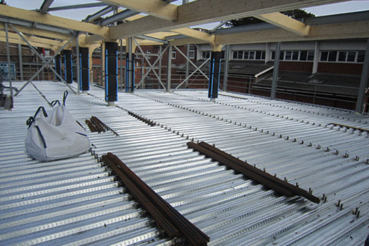 Gebruik van de metaal decking machine