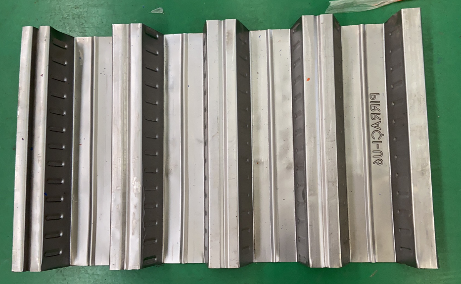 ロゴの金属のdeckingは打った