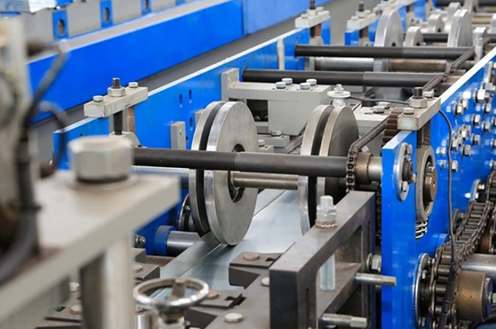Nagel en spoor rollende machine