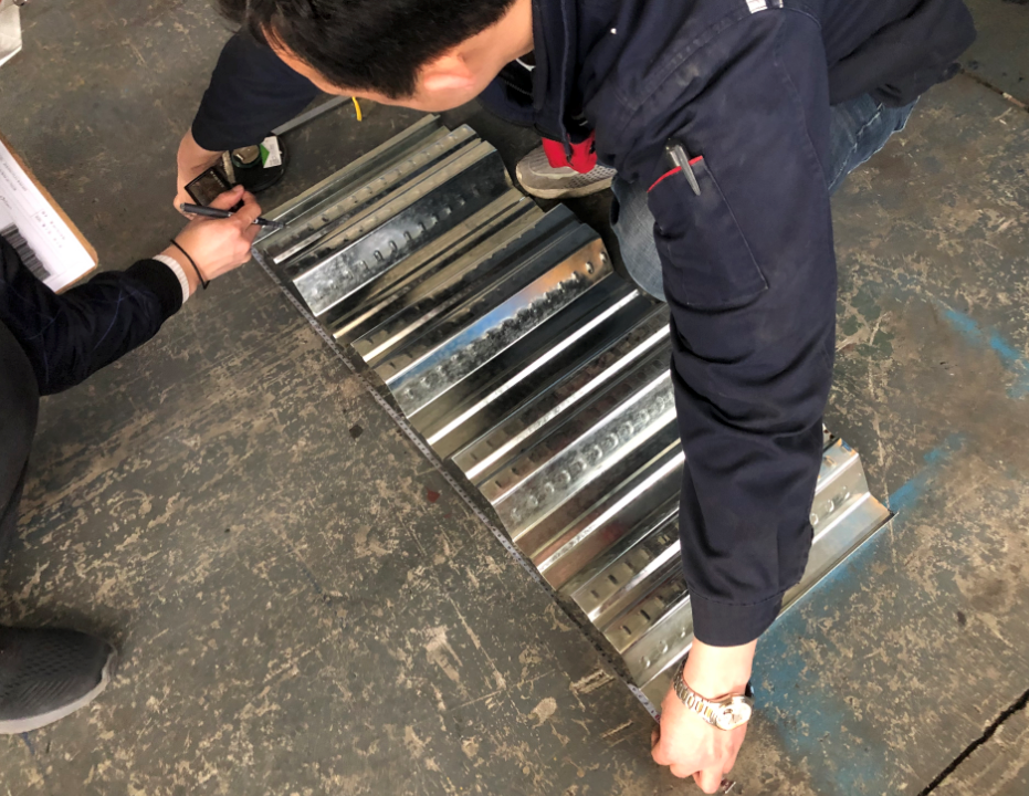 Teste da máquina do decking do metal
