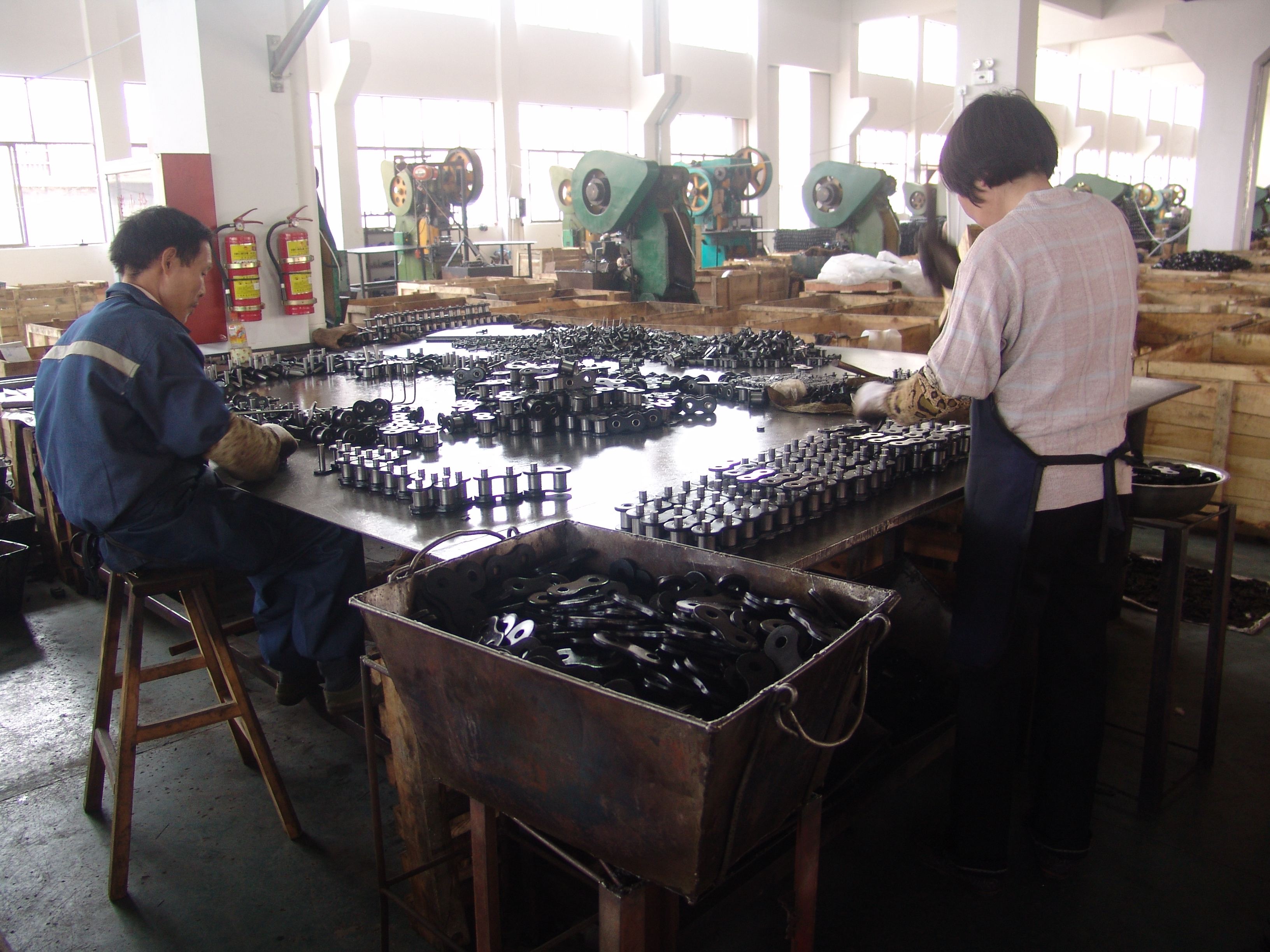 ローラーのための熟練労働者は生産を鎖でつなぎます