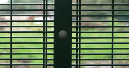 Recinto della maglia di colore verde 358 installato - minimo sovrapposto di 75mm ad ogni posta