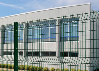 Il pannello verde del recinto ricoperto PVC 3D acclude un fabbricato industriale