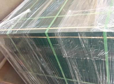 I pannelli verdi del recinto 3D sono imballati nei sacchetti di plastica con la fasciatura avvolta dentro