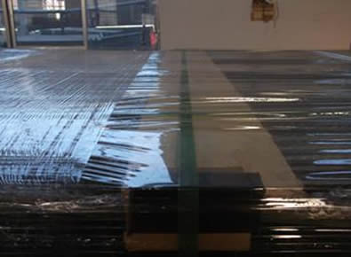 pannelli del recinto 3D imballati con il bordo di legno sulla cima, fissa con di piastra metallica, avvolta con la fasciatura ed il film plastico fuori