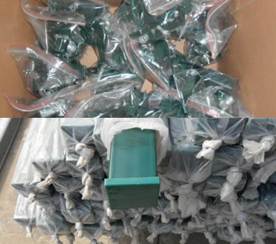 I mucchi del quadrato hanno ricoperto le poste imballate con il film plastico e parecchie clip imballate con i sacchetti di plastica in cartone