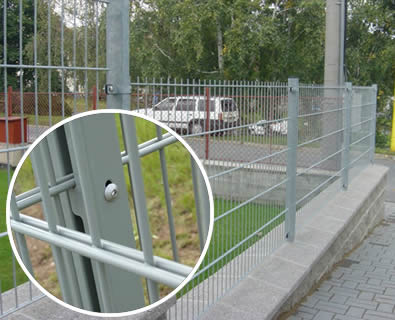 La polvere bianca ha ricoperto il doppio recinto di filo metallico utilizzato per proteggere la strada pubblica