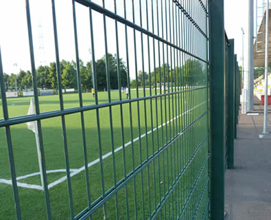 La polvere verde ha ricoperto il 2D pannello del recinto usato per accludere il campo di football americano