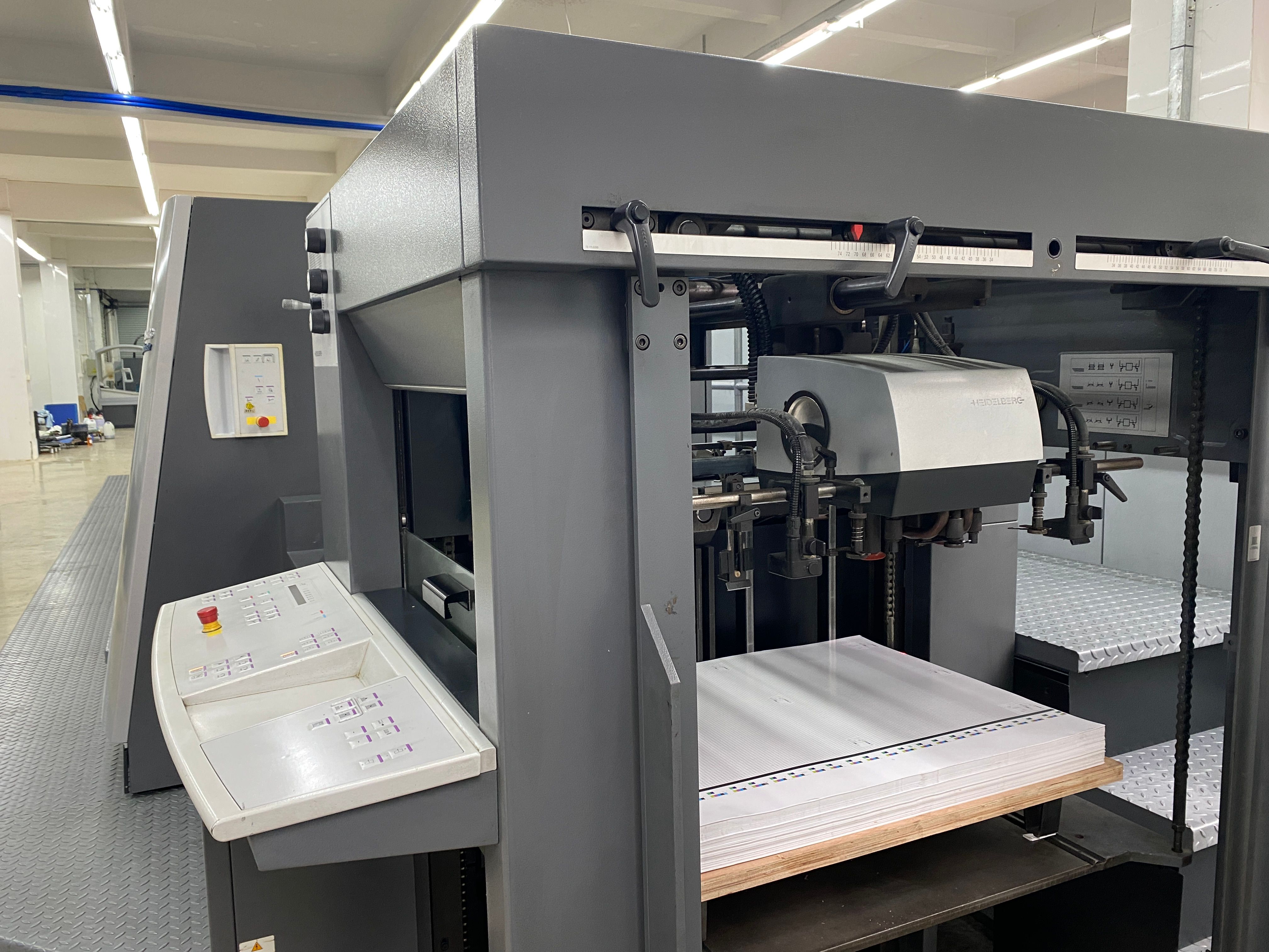 Heidelberg XL75-6 printing machine delivery system