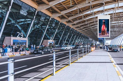 체인점을 위해 양면 배밀도 디스켓 LCD 디스플레이 디지털 신호 49 인치를 매달기