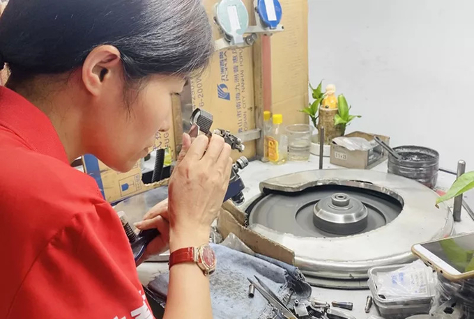 10 diamants de fantaisie développés par laboratoire coupés rayonnants sans couleur SI2-VVS1 4 de Mohs